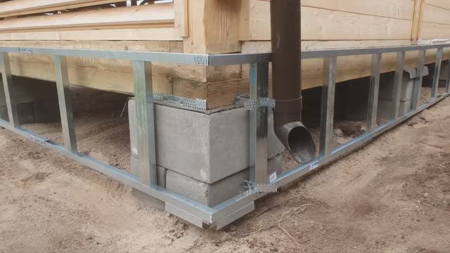 Заказ-Дом: монтаж металлического каркаса для наружной отделки фундамента фасадными панелями Docke