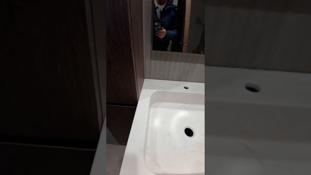 Шкаф над инсталляцией в шпоне