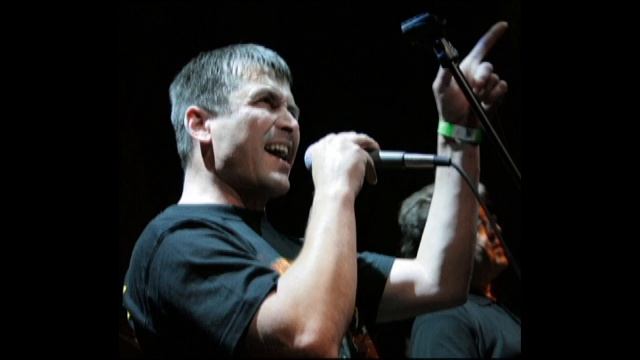 "Я ЛЮБЛЮ УХОДИТЬ ПО-АНГЛИЙСКИ" поет Сергей Сечко