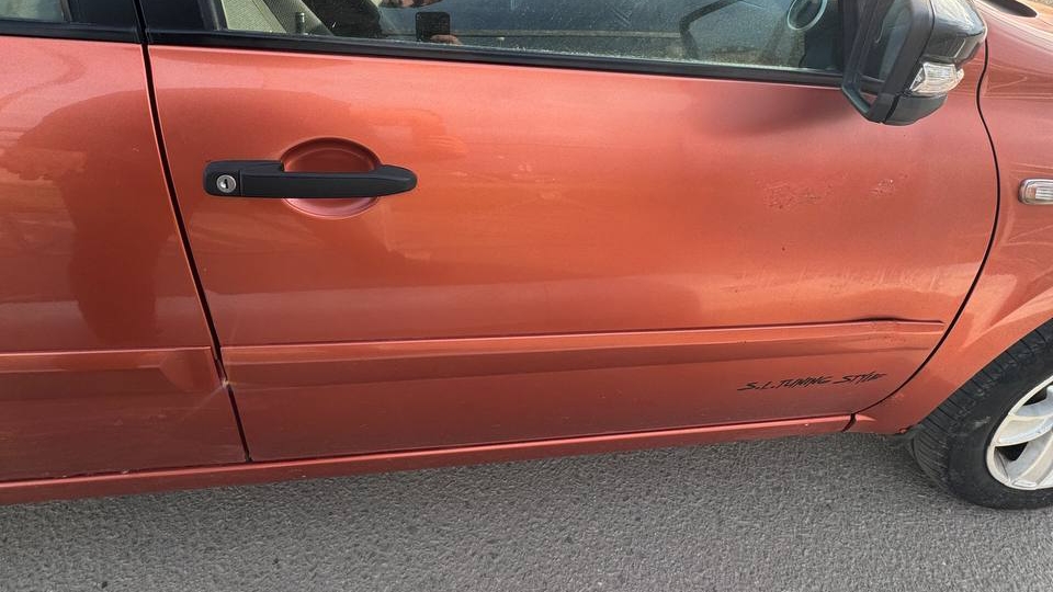 Лада Гранта лифтбэк 2015 год в рыжиках