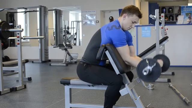 Подъем на бицепс узким хватом на скамье Скотта