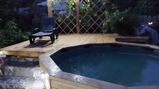 зона бассейна на даче - вид вечером