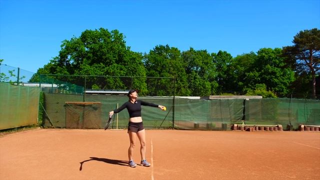 Как развить правильный ритм при подаче в теннисе