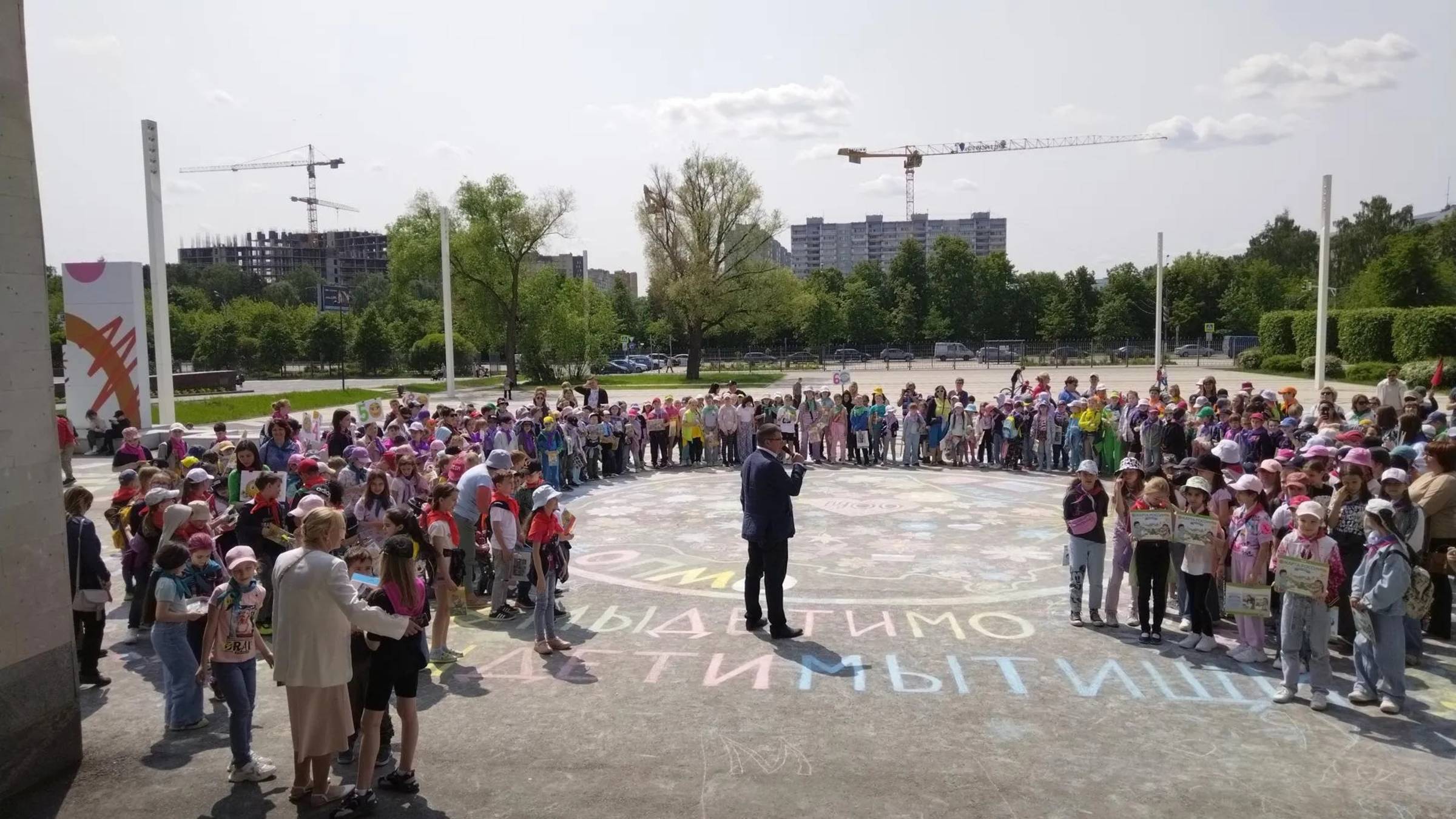 Юные мытищинцы нарисовали земной шар у ДК Яуза в рамках Акции Рисуем Зеленый мир и экологию