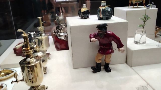 Где посмотреть Золотую гостиную в Петербурге?