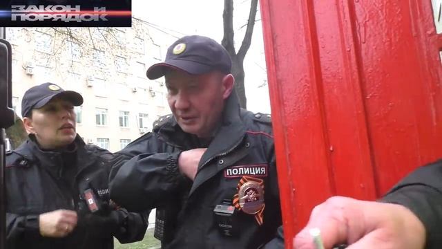 Полицейский Кучумов не пускает на Парад Победы