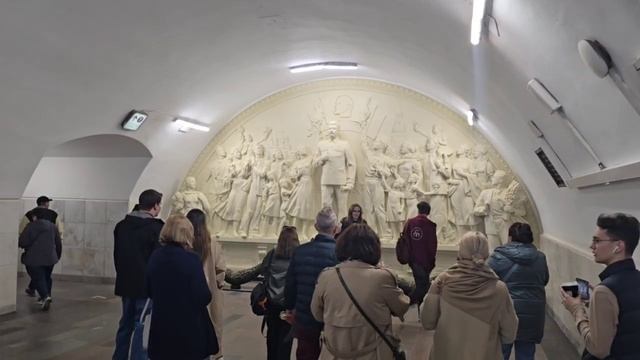 Барельеф с товарищем Сталиным на станции "Таганская"