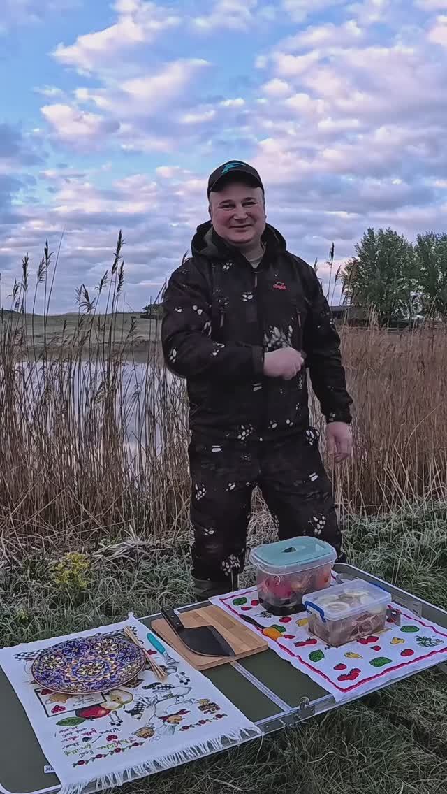 ЖАРЮ СТЕЙКИ НА РЫБАЛКЕ 🥩🔥 #мангал #гриль #стейк #свинина #рыбалка #готовка #длядуши #природа #natu