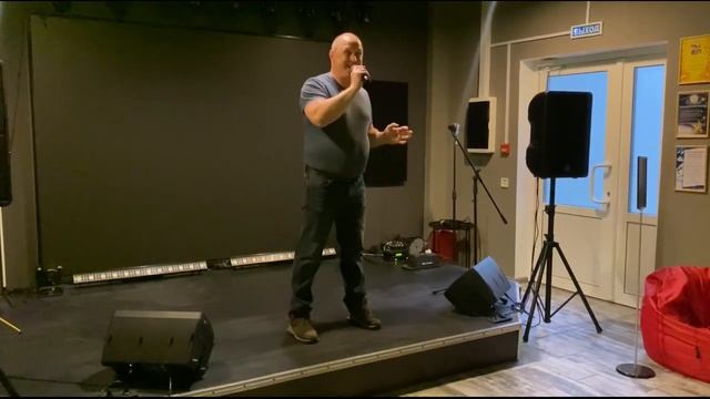 Музыка и слова Михаила Ножкина. Исполняет Эдуард Семенов.