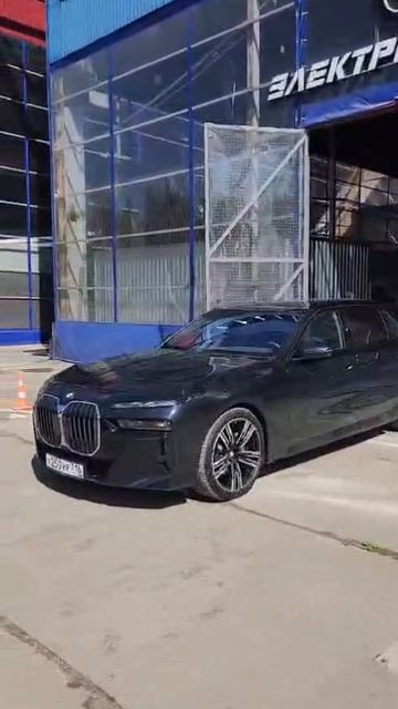 Новый BMW 740d в максимальной комплектации отправляется к своему счастливому владельцу