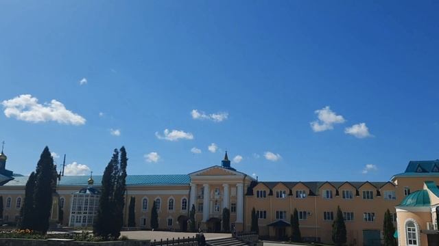 В МОНАСТЫРЕ