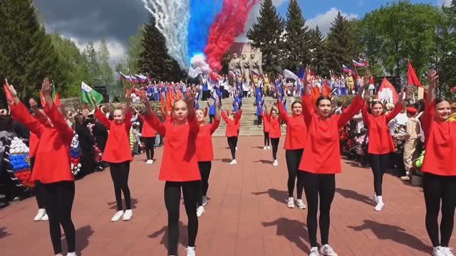 9 мая . Театрализованный концерт в честь 80 летия Победы  на Холме Воинской Славы в Кузнецке .