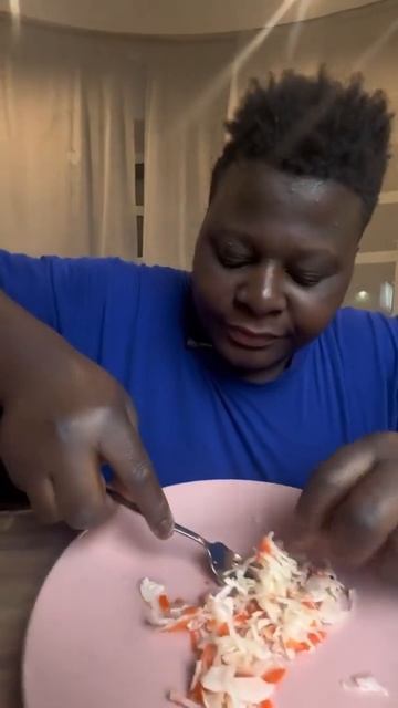 Русскоговорящие африканцы впервые дегустируют квашеную капусту (юмор).