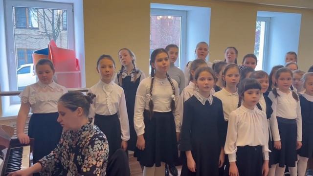 Дети поздравляют с днем рождения матушку Сусанну.