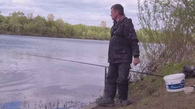 РЫБАЛКА НА РЕКЕ НА ПОПЛАВОК. КРУПНАЯ ПЛОТВА ТОПИТ ПОПЛАВОК, ДАЖЕ МОРГНУТЬ НЕ УСПЕЛ