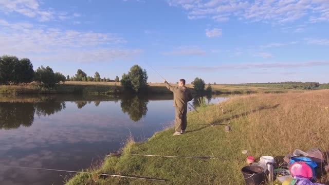 ПРИЕХАЛИ НА ЧАСТНЫЙ ПРУД. ГУСТЕРА БЕРЕТ НЕ СТЕСНЯЯСЬ. ХОЗЯИН РАЗРЕШИЛ ЛОВИТЬ РЫБУ