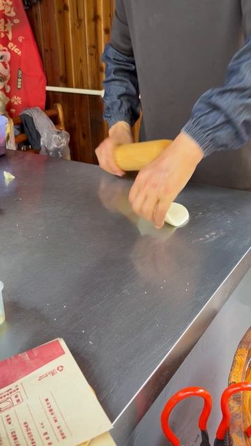 Приготовление лепешки в заповеднике Чжанцзяцзе