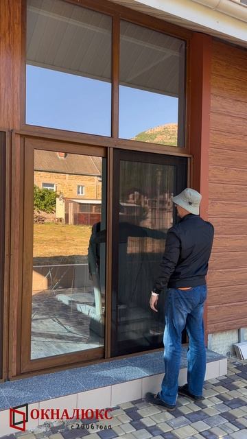 Реверсная москитная сетка плиссе окрашенная в золотой дуб. ОКНАЛЮКС Севастополь