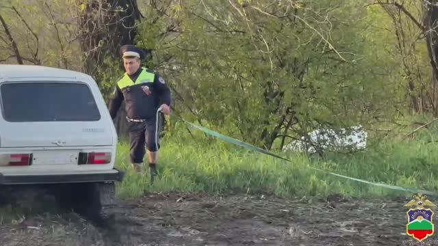 В КЧР полицейские помогли водителю, машину которого потоком воды унесло с дороги в поле