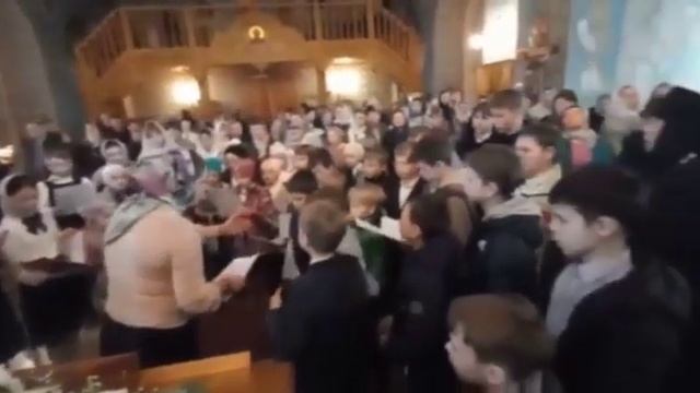 Поздравляют дети.