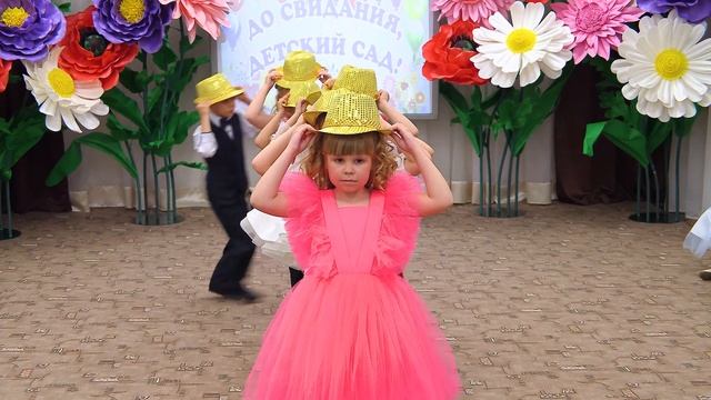 2024. Танец со шляпами