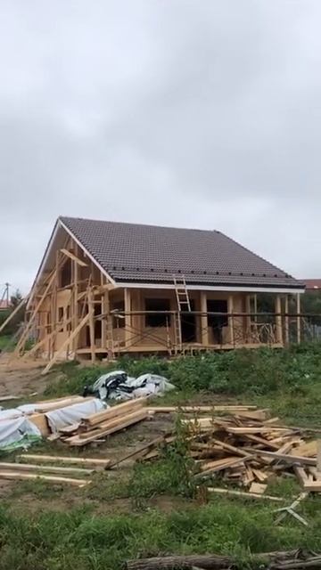 Финал сборки дома из клееного бруса по проекту М392