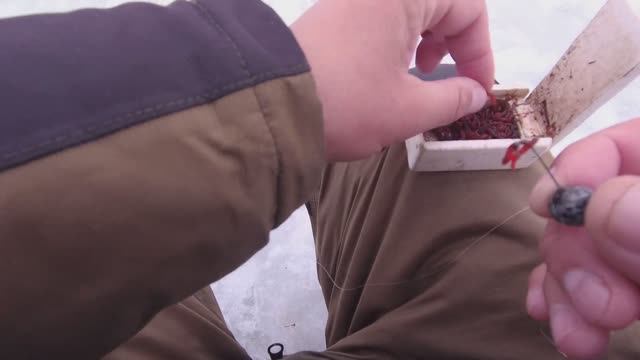 РЫБАЛКА НА РЕКЕ В МАРТЕ. ЗАЛЕЗ В ПАЛАТКУ, КРУГОМ ПОДЖОПНИКИ. ЛОВЛЯ НА МОРМЫШКУ