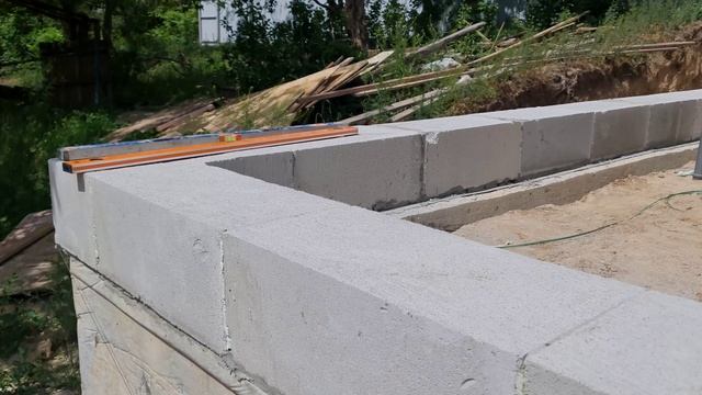 ДОМ РАСТЕТ ЗАВЕРШИЛ КЛАДКУ ПЕРВОГО РЯДА #домснуля  #доммечты  #строюдом  #строюсам