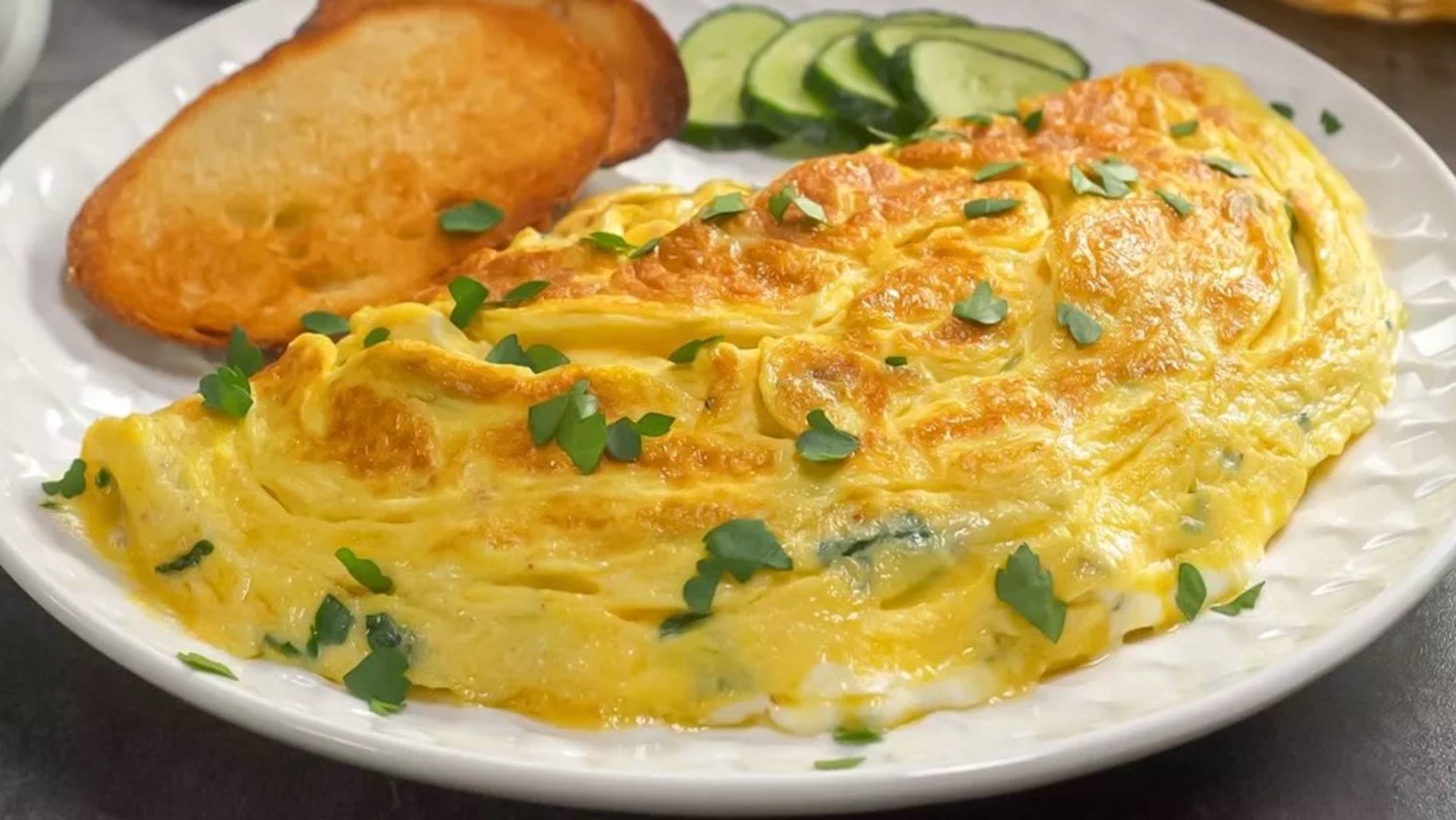 Вкусный завтрак за 10 минут! Пышный ОМЛЕТ С ПОМИДОРАМИ И СЫРОМ на сковороде! Рецепт от Всегда Вкус