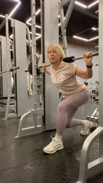 Тренажер Смита. Как нагрузить ягодицы, а не ноги?