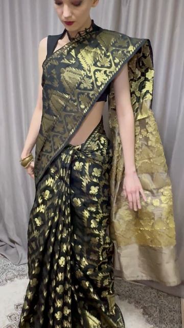 Сари индийское , черного цвета с золотом