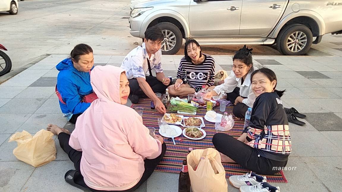 просто набержная, закат, берег. вечерний сабай. люди