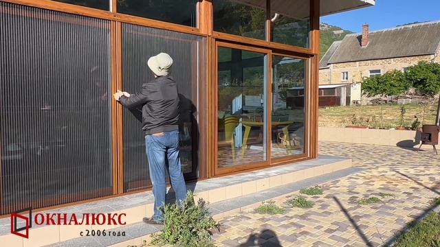 Мосткиные сетки плиссе окрашенные в цвет золотой дуб установленные на портал Rehau Euro Slide