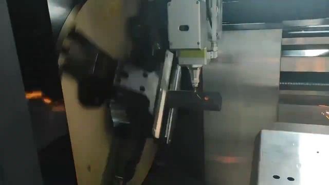 резка кронштейна на трубном лазере