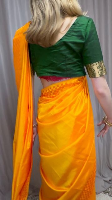 Винтажное индийское сари 
шафранового цвета