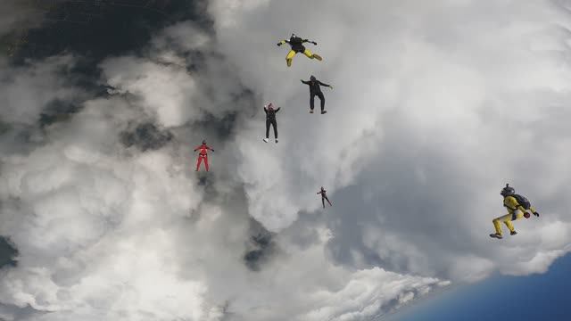 Прыжок с парашютом по границе огромного облака