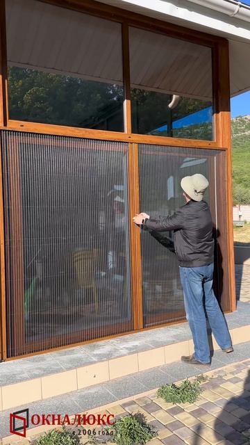 На раздвижные порталы Rehau Euro Slide установили москитные сетки плиссе в цвете золотой дуб.