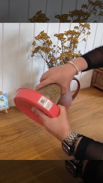 Кормушка под банку для цыплят, перепелов, утят, гусят и другой птицы.