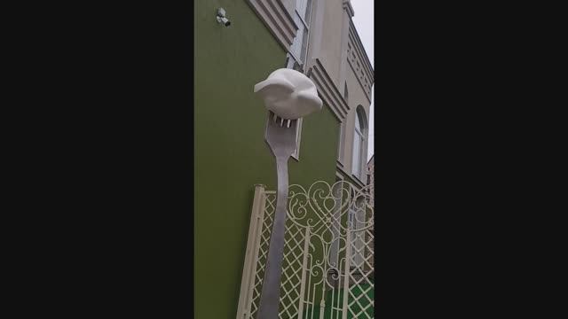 Памятник пельменю в Ижевске