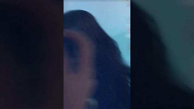 Дильраба Дильмурат идёт на мероприятие.