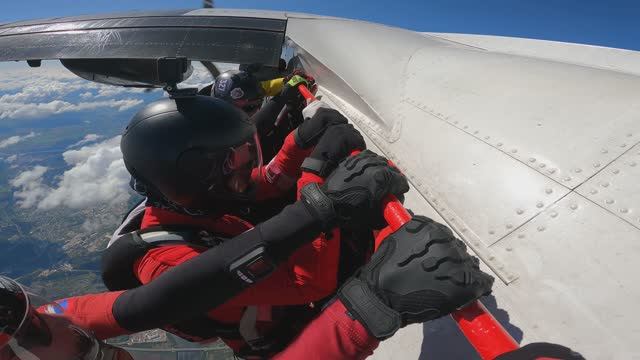 Прыжок с парашютом в ярком майском весеннем небе. Летим угол