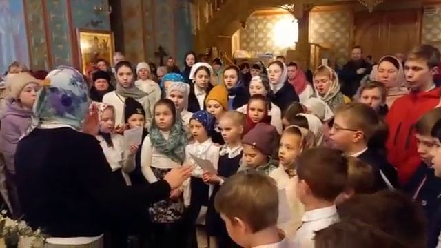 Поют воспитанники Детского православного центра раннего эстетического развития «Знамение»