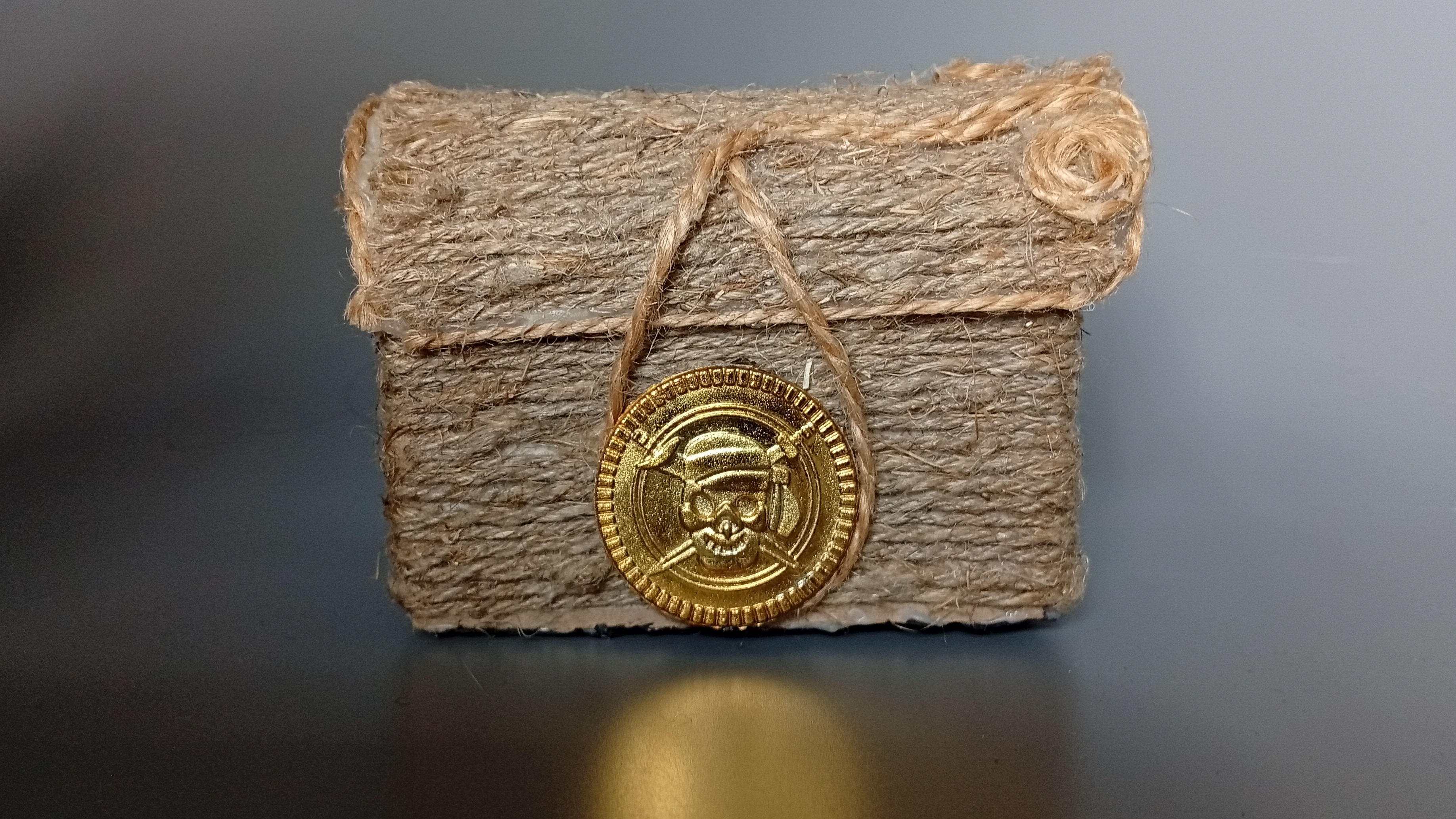 Сундук Пирата из картона и шпагата