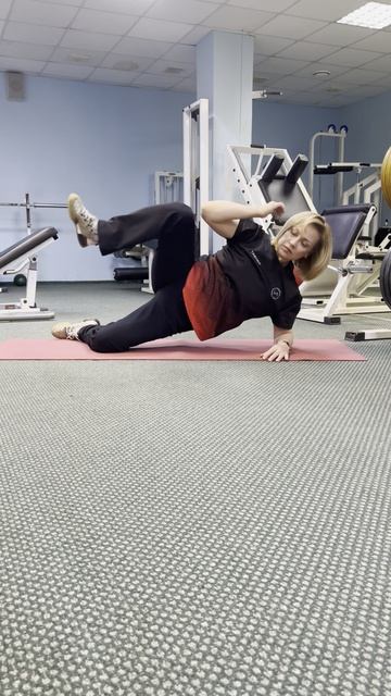 Боковая планка на колене с подъёмом колена к руке