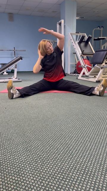 Наклоны в стороны сидя ноги врозь с вытягиванием руки