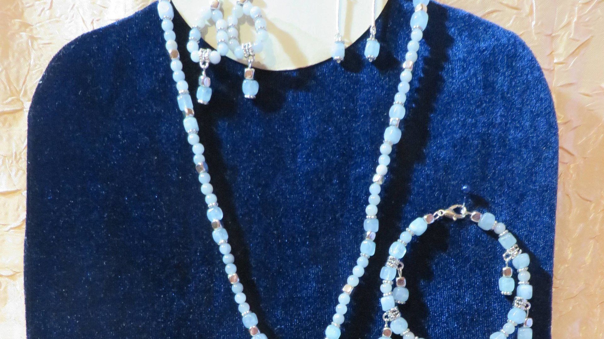 Набор из аквамарина колье, браслет и 2 пары серёжек.