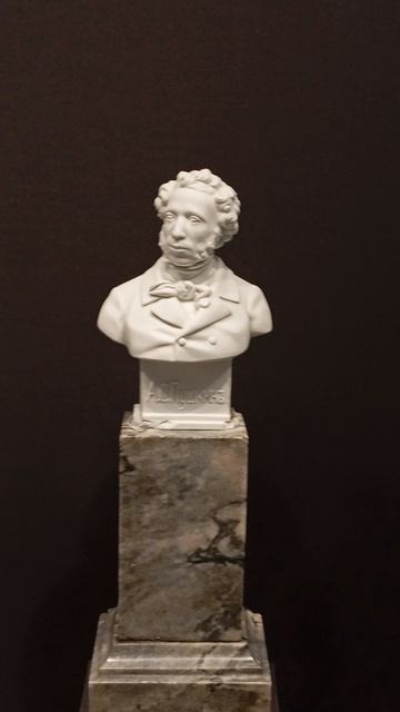 Скульптурные портреты русских писателей.