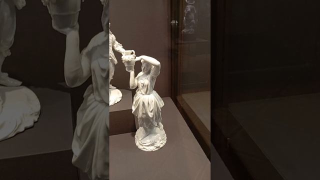 Статуэтки из трёх выставочных витрин.