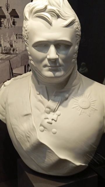 Портретные бюсты императорской семьи и приближённых.