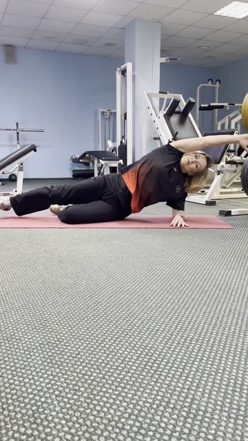 Боковая планка на бедре с подъёмом колена к руке